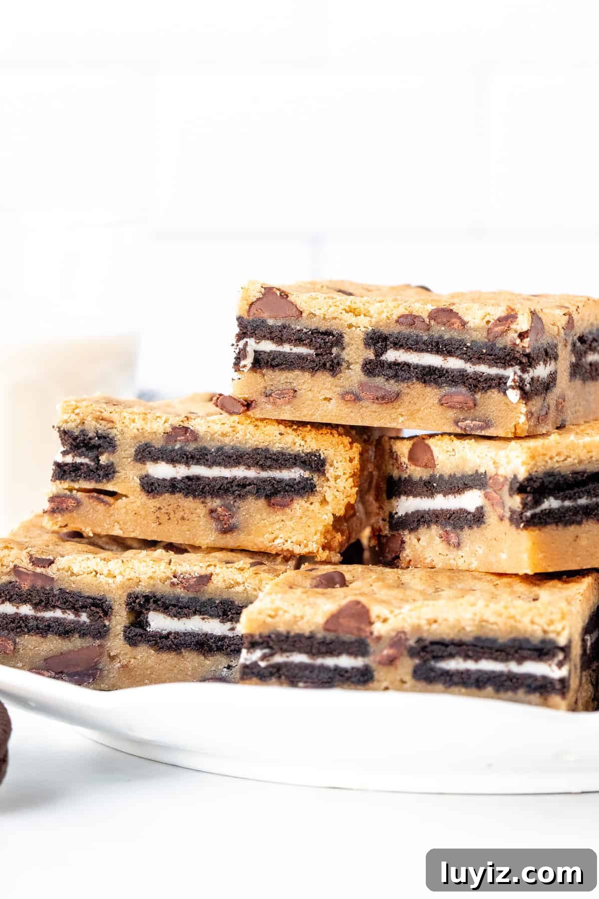 Oreo-Stuffed Chocolate Chip Cookie Bars Recipe - Luyiz